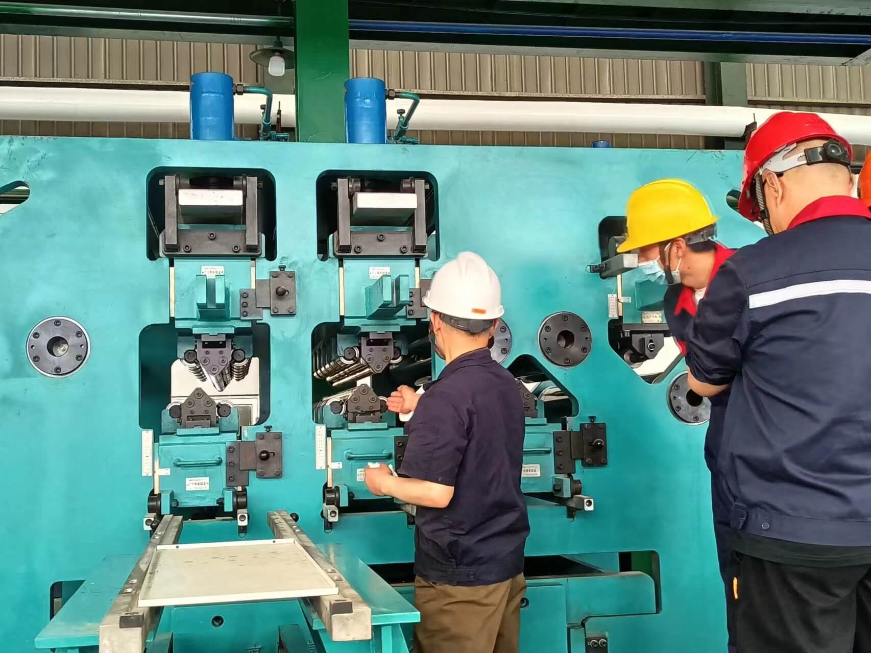 The leveler in tension leveling line